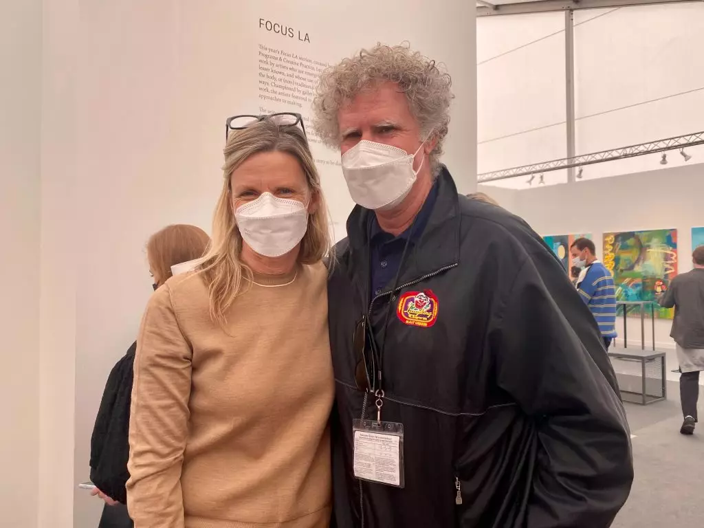 Vivica Paulin-Ferrell en Will Ferrell in Frieze Los Angeles. Foto door Sarah Cascone.