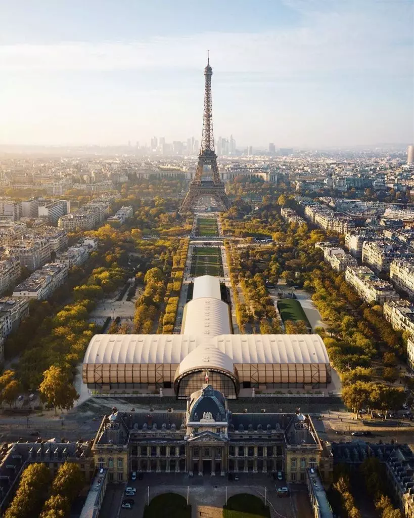 Þar sem Grand Palais í París er lokað vegna endurbóta til 2024, verður FIAC haldin í tímabundna Grand Palais Éphémère og Galerie Eiffel, bæði hönnuð af Jean-Michel Wilmotte til að líkja eftir minnismerkjum þeirra á Champ-de-Mars. Mynd ©Wilmotte et Associés.