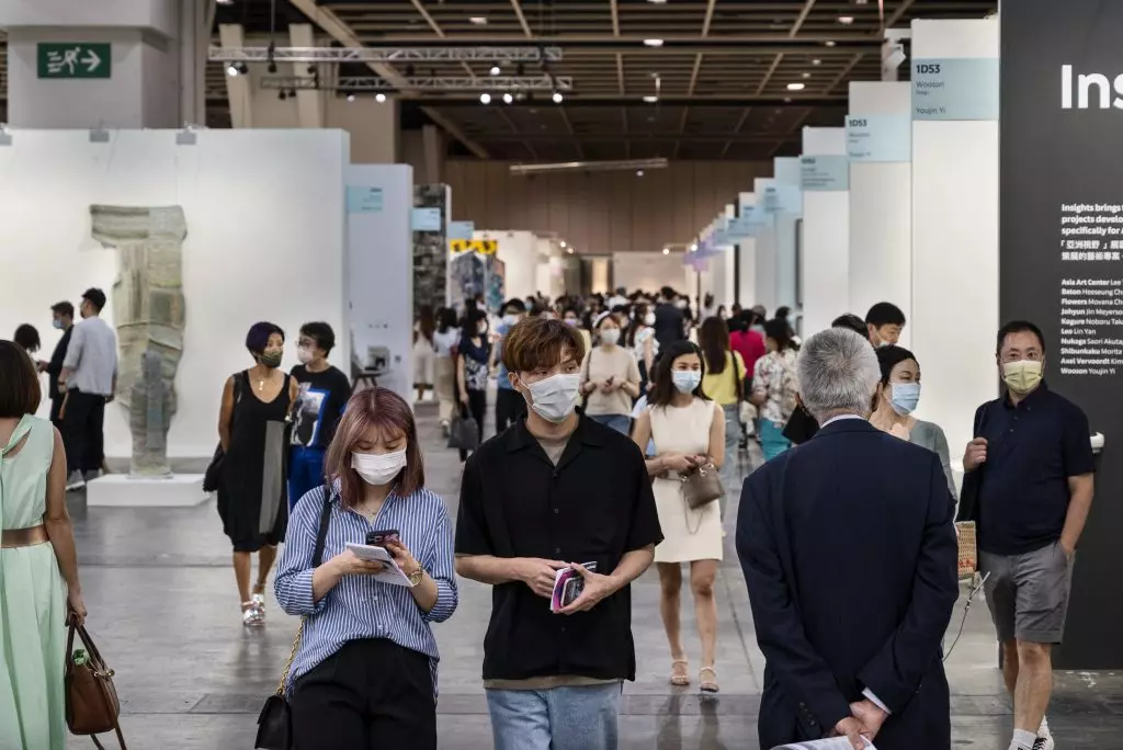 ผู้เยี่ยมชม Art Basel Hong Kong, 2021 (ภาพโดย Miguel Candela/SOPA Images/LightRocket ผ่าน Getty Images)