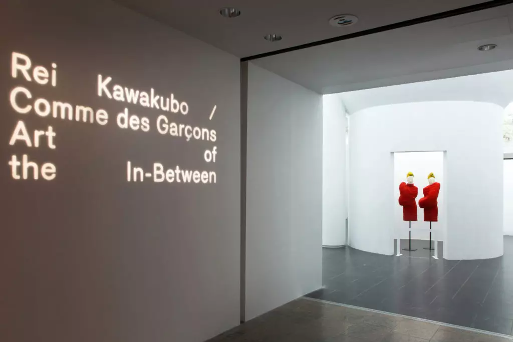 Qalereya görünüşü, Rei Kawakubo / Comme des Garcons: In-Between İncəsənəti. © Metropolitan İncəsənət Muzeyi.