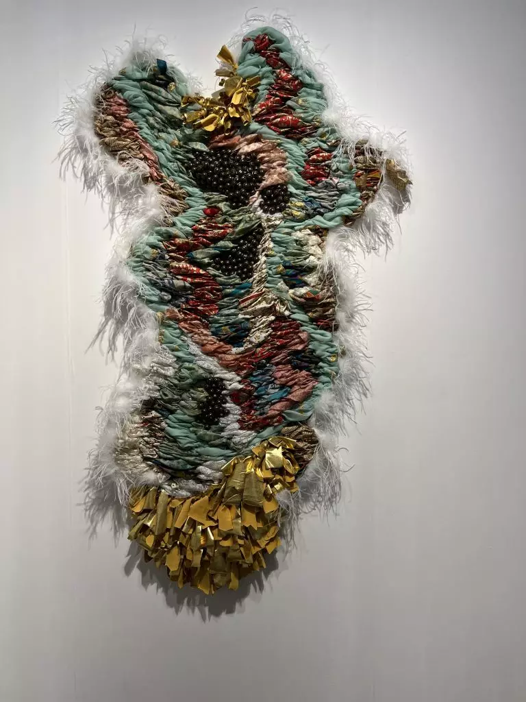 Suchitra Mattai's, Kunung'unika kwa Maombi (2021) kwenye kibanda cha Kavi Gupta huko Art Basel Miami Beach.