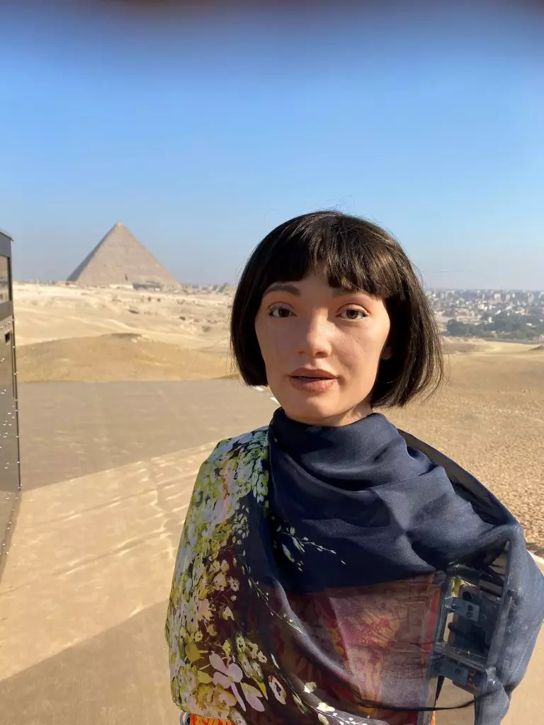 Robot Ai-Da ing Piramida Agung Giza kanggo