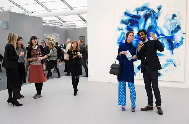 Versamelaar en beskermheer Valeria Napoleone besoek die stand van David Kordansky tydens die voorskou van Frieze London 2015.Foto: Linda Nylind. Met vergunning van Linda Nylind/Frieze