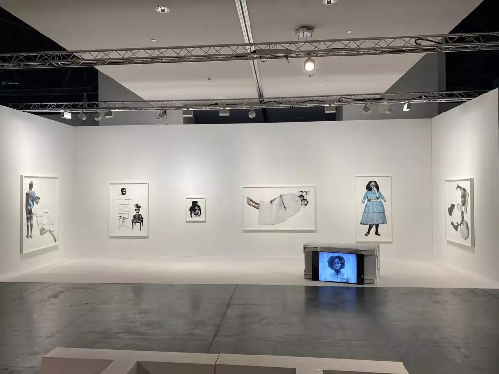 Pemandangan presentasi tunggal Frida Orupabo di stan Stevenson di Art Basel Miami Beach. Salam Stevenson.