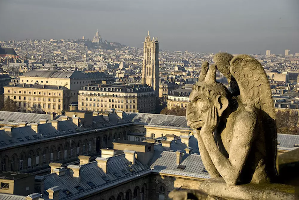 Le Stryge, Tour St. Jacques, kunye neSacre-Coeur. Umfanekiso uvela kuJohn Weiss ngeFlickr.