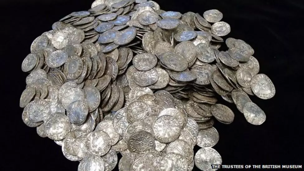 Die Lenborough Hoard van 5 251 munte is tydens 'n metaal-opsporing-saamtrek gevind. Foto ©die Trustees van die Britse Museum.