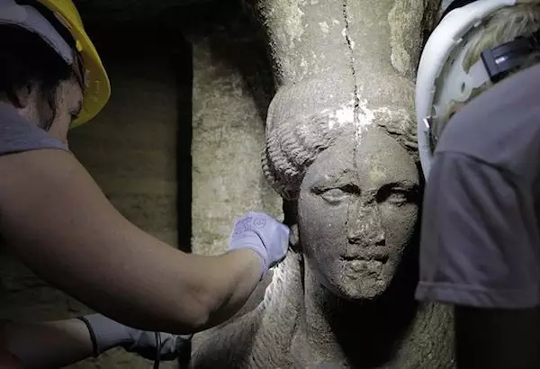 Larawang inilabas ng Greek Ministry of Culture, na nagpapakita ng isa sa dalawang nahukay na estatwa ng Caryatid