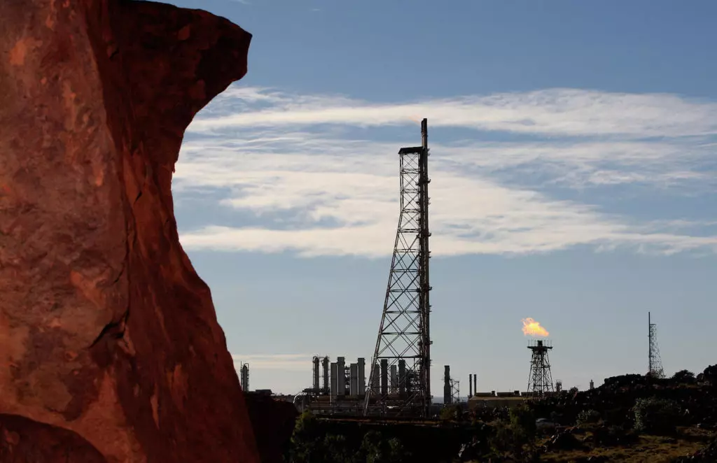 Torches à gaz sur un site industriel de la péninsule de Burrup, qui abrite peut-être un million de pièces de gravures rupestres aborigènes vieilles de plusieurs milliers d'années. Photo publiée avec l'aimable autorisation de Greg Wood/AFP/Getty Images.