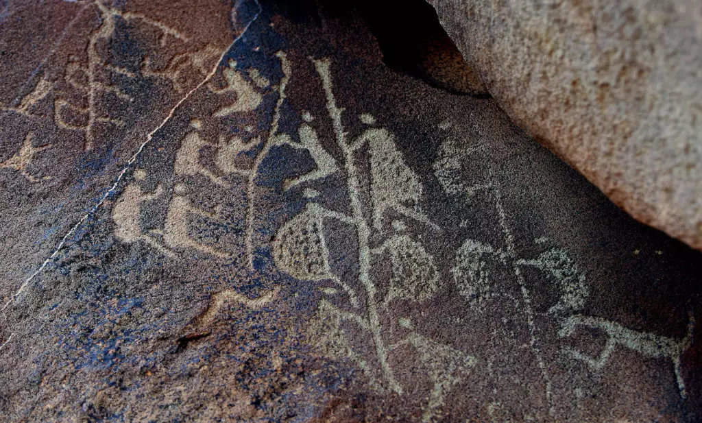 Ukiran batu Aborigin kuno anu katelah 'Climbing Man,' dipercaya umurna rébuan taun, di Semenanjung Burrup, taun 2008. Poto kahadean Greg Wood / AFP / Getty Images.