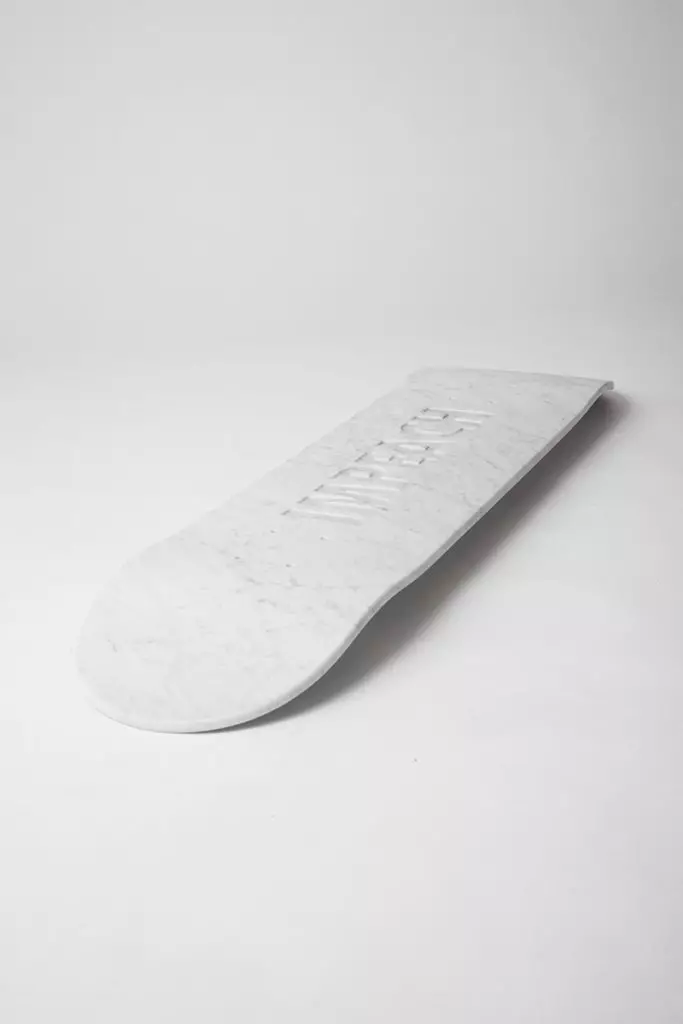 skateboard ọhụrụ nke nchụpụ nke Jenny Holzer dị site na Skateroom na High Snobiety. Site n'ikike nke High Snobiety.