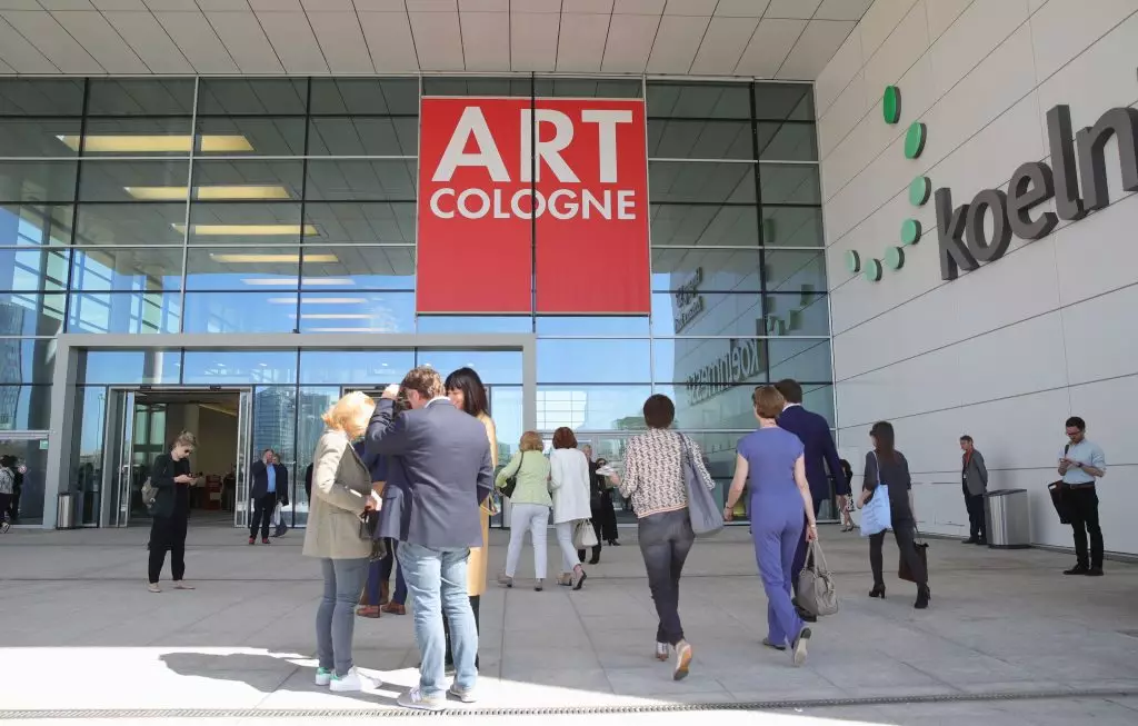 Bezoekers komen aan bij de preview van de tentoonstelling Art Cologne in de Koelnmesse in Keulen, Duitsland. Foto: Andreas Rentz/Getty Images.