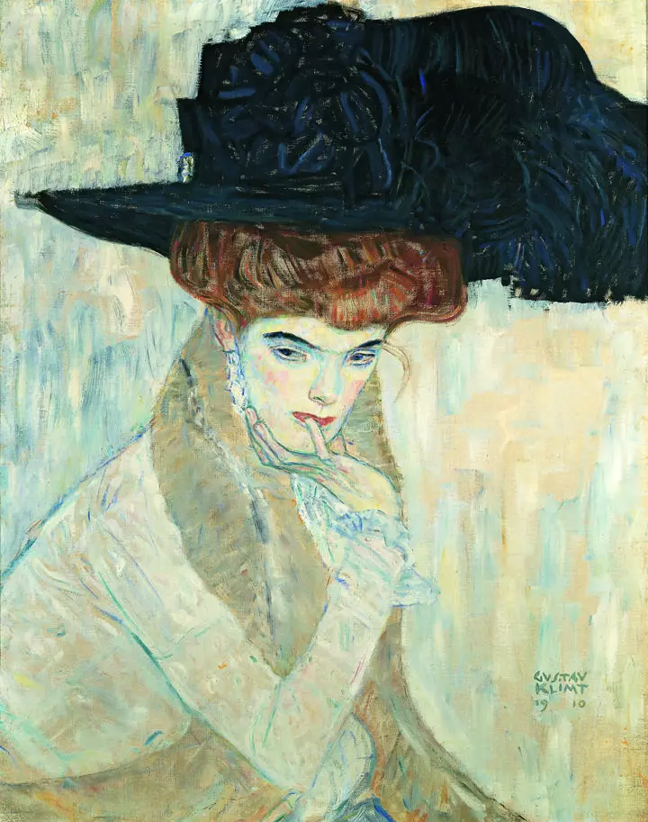 Gustav Klimt, Črni klobuk iz perja (1910). Z dovoljenjem Neue Galerie.