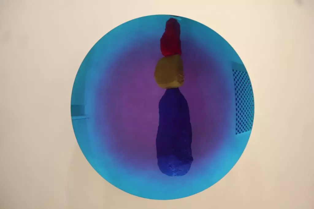 Die Arbeit von Ugo Rondinone spiegelt sich in einem Anish Kapoor bei Kamel Mennour auf der FIAC 2021 wider. Foto von Naomi Rea.