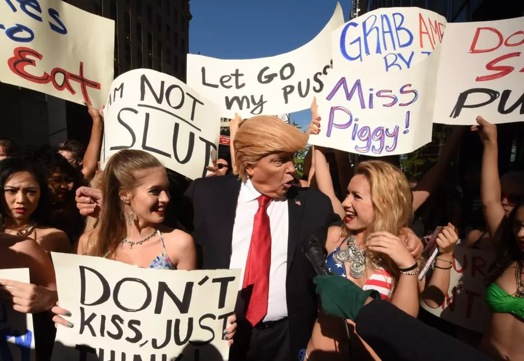 Wosewera akusewera a Donald Trump ngati gawo la zojambulajambula za Alison Jackson. Mwachilolezo cha Timothy A. Clary/AFP/Getty Images.