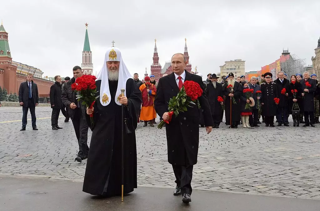 Venäjän presidentti Vladimir Putin ja Venäjän patriarkka Kirill laskevat kukkia Dmitri Pozharskin ja Kuzma Mininin muistomerkille Punaisella torilla lähellä Kremliä kansallisen yhtenäisyyden päivänä Moskovassa 4. marraskuuta 2016. Kuva Aleksei Druzhinin/AFP/Getty Images.