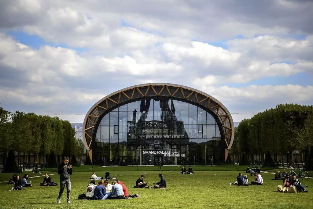 Trávnik Champ de Ephemere, kde bude tento rok sídliť FIAC. Foto: Christophe Archambault prostredníctvom Getty Images.