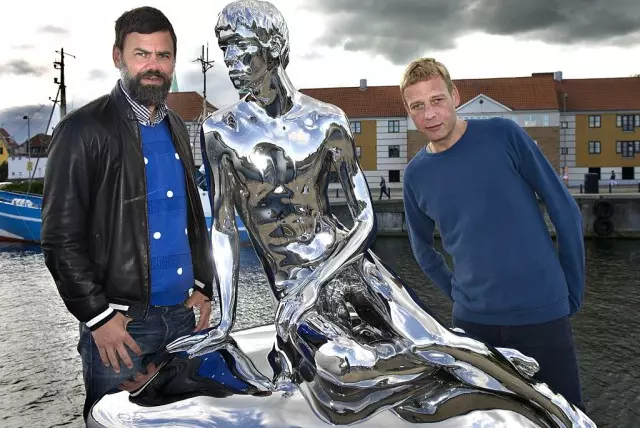 Kunstnike duo Michael Elmgreen (paremal) ja Ingar Dragset (vasakul) oma skulptuuriga Han (He). Foto: Jens Nørgaard Larsen/AFP/Getty Images.