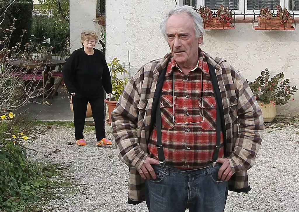 Danielle e Pierre Le Guennec diante da súa casa o 29 de novembro de 2010 en Mouans-Sartoux, ao sueste de Francia. Foto cedida por Valery Hache/AFP/Getty Images.