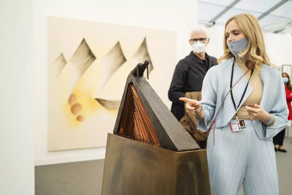 Regisseur Marlene von Carnap met werk deur Enrico David by die Michael Werner-stand by Frieze London 2021. Foto deur Linda Nylind. Met vergunning van Linda Nylind/Frieze.