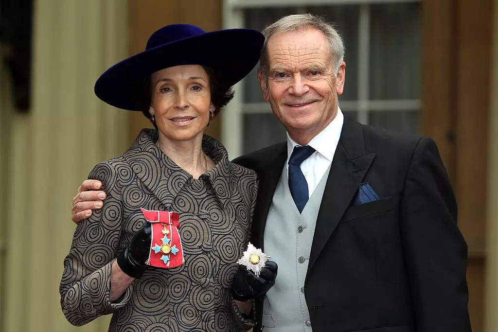 LONDËR, ANGLI - 25 TETOR: Mary Archer pozon pasi u bë Dame me burrin e saj Jeffrey Archer në një ceremoni Royal Investiture në Buckingham Palace më 25 tetor 2012 në Londër, Angli. Foto nga Sean Dempsey - WPA Pool/Getty Images.