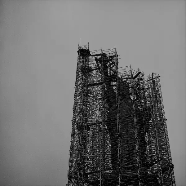 Rosalind Fox Solomon, Liberty Scaffolded (1976) Sary: Courtesy the artist.