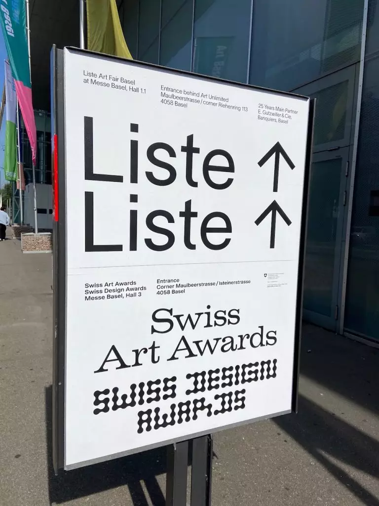 Zizindikiro zakunja kwa Art Basel zimatsogolera alendo ku Liste Art Fair, yomwe ili mchaka cha 25 m'malo atsopano. Chithunzi chojambulidwa ndi Eileen Kinsella.