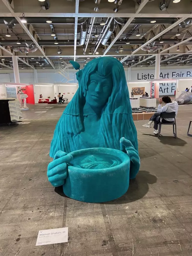 Мамалі Шафахі, Шахрзад (2019) на кірмашы Liste Art Fair у Базелі, прадстаўлены Dastan's Basement (Тэгеран). Фота Эйлін Кінсэлы.