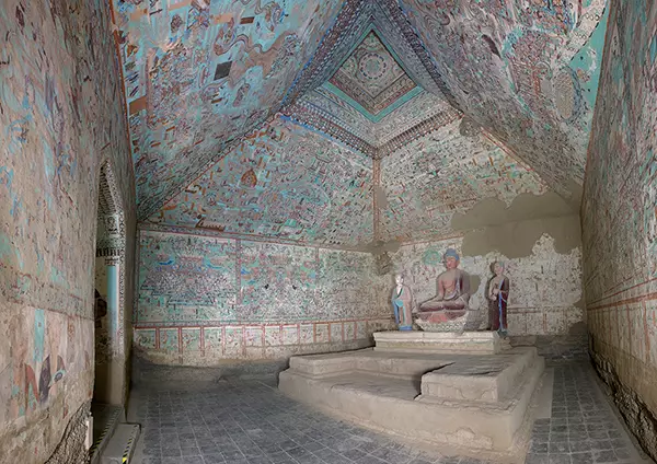 Jaskinia 85, widok wnętrza, późna dynastia Tang (848-907 n.e.). Groty Mogao, Dunhuang, Chiny. Dzięki uprzejmości Akademii Dunhuang.