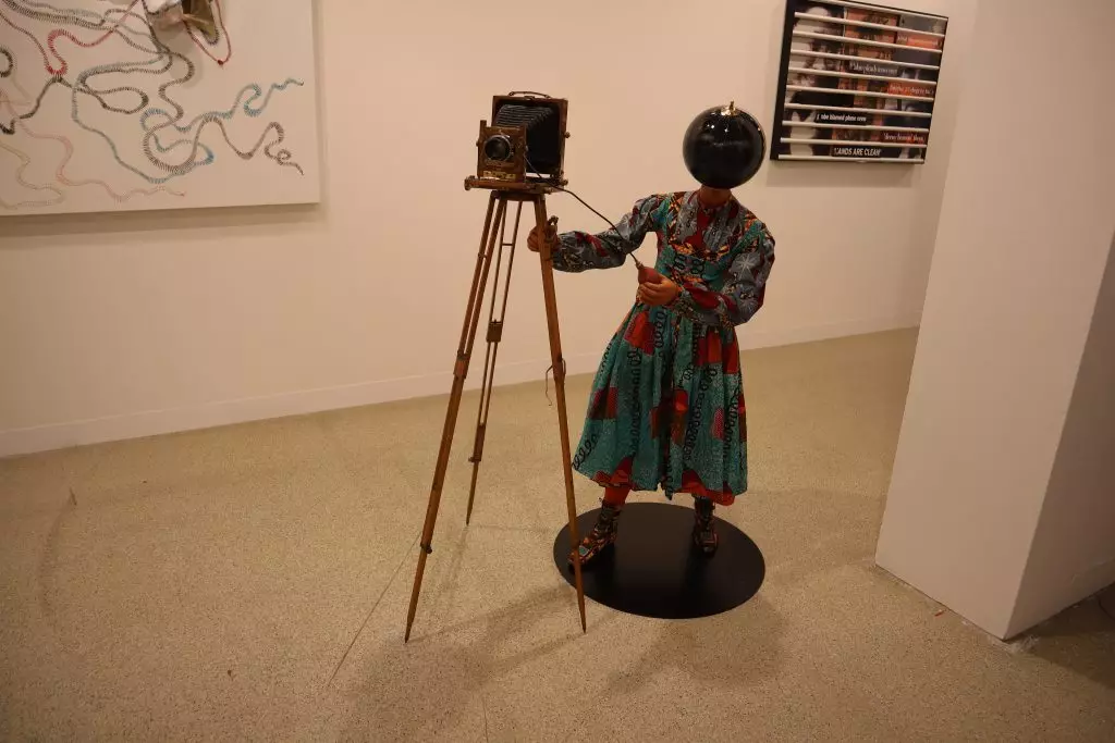 Một tác phẩm của Yinka Shonibare tại Art Basel 2021. Ảnh: Naomi Rea.