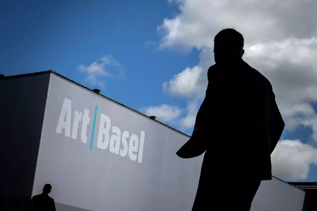 En besøkende ankommer 2019-utgaven av Art Basel, den siste personlige versjonen av messen. (Foto av Fabrice Coffrini/AFP via Getty Images.)