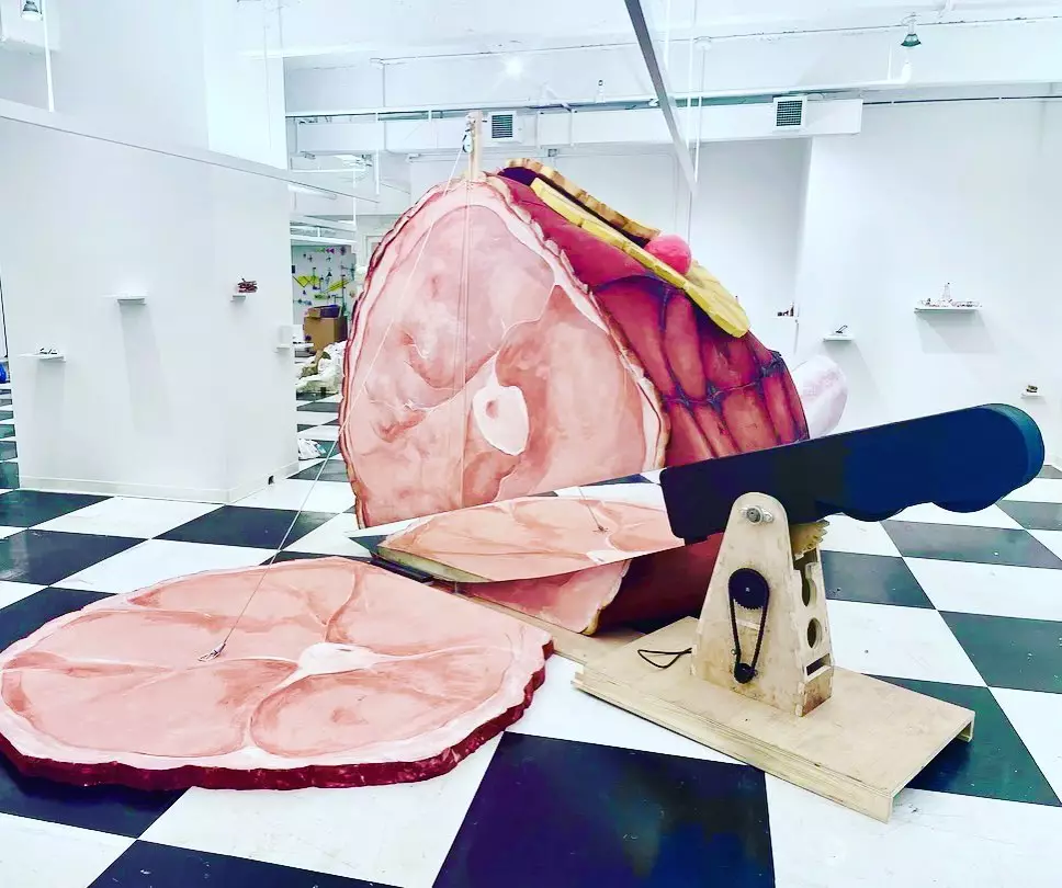 “Jen Catron และ Paul Outlaw: Slicing Ham (2020/1792)” ดูแลโดย Magda Sawon ที่งาน Spring/Break Art Show ได้รับความอนุเคราะห์จาก Spring/Break Art Show