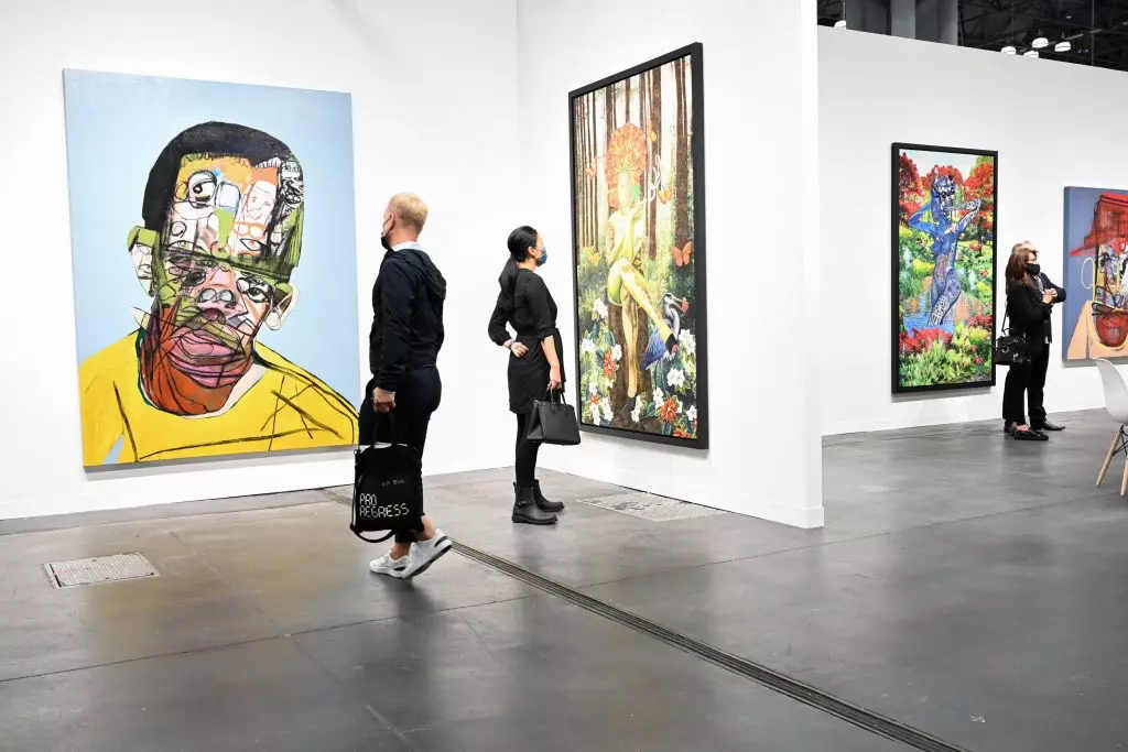 I-Armory Show yavulwa ngoLwesine, Septhemba 9, 2021 e-Javits Center. Ukubuka kokufakwa kwedokodo le-Almine Rech elinemisebenzi eyenziwa nguGenesis Tramaine noPhyllis Stephens