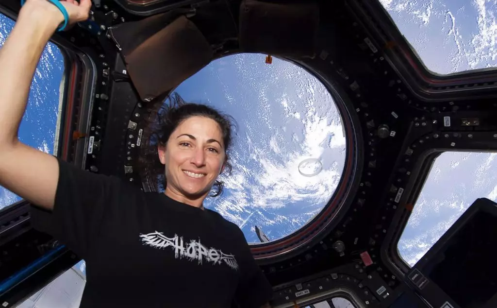 Umirovljeni NASA-in astronaut Nichole Stott u svemiru. Fotografija ljubaznošću NASA-e.