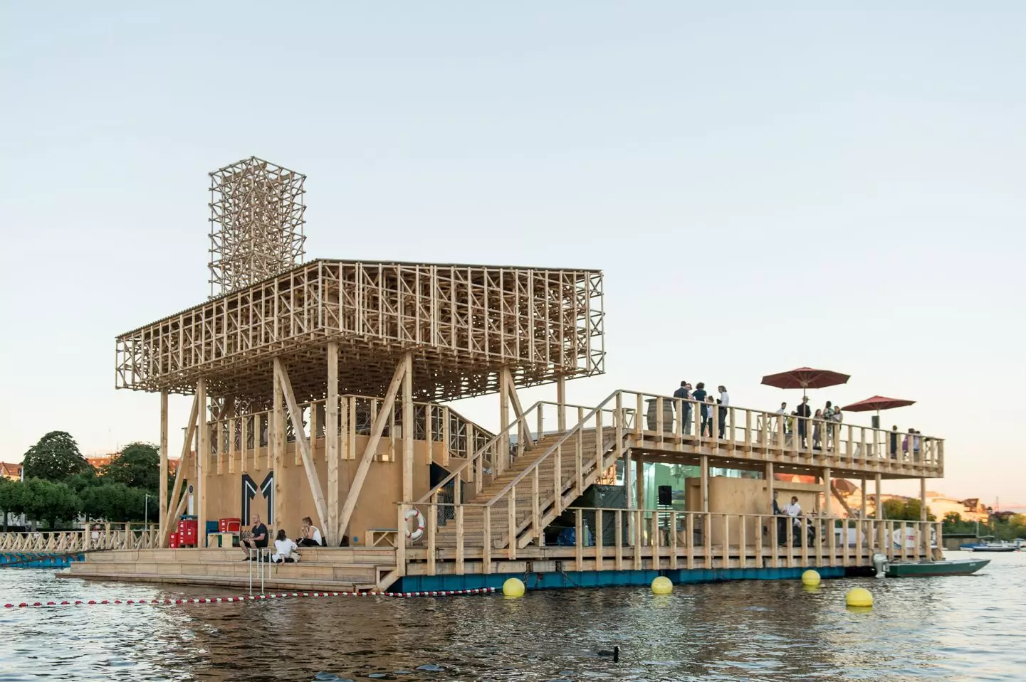 El Pabellón de la Reflexión sobre el Lago de Zúrich. Cortesía de Manifesta11, Foto Eduard Meltzer