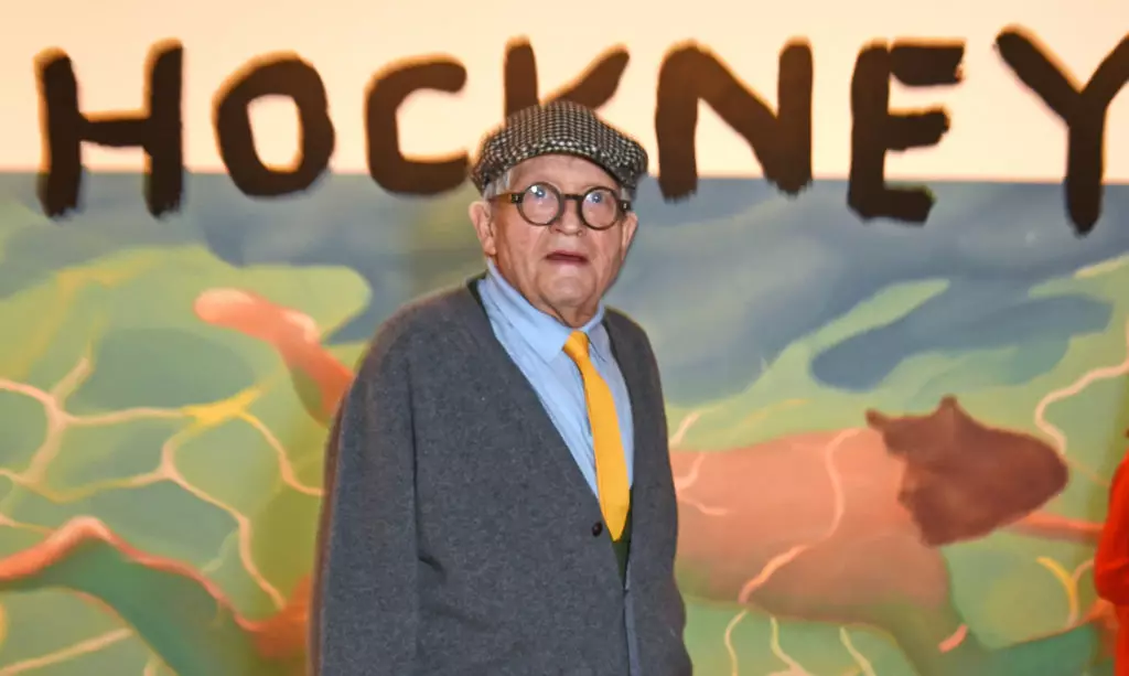 David Hockney otsailean Tate Britain atzera begirakoan. David M. Benett/Dave Benett/Getty Images erabiltzailearen argazkia.