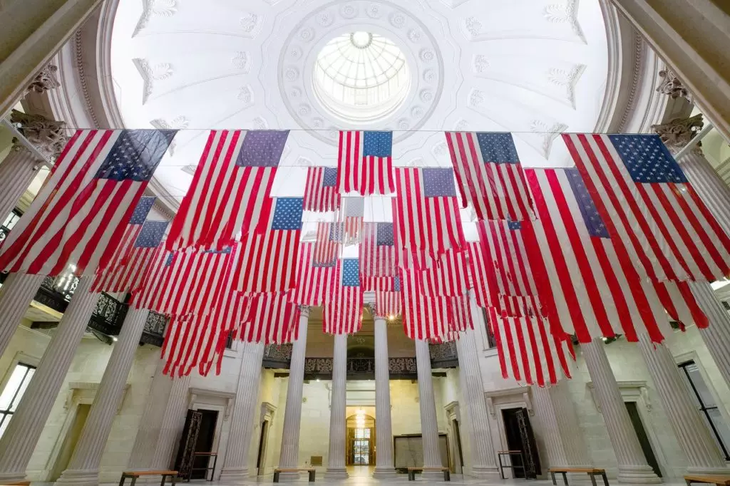 “Mel Ziegler: A Living Thing – Flag Exchange” ที่ Federal Hall มารยาทของ Guillaume Ziccarelli