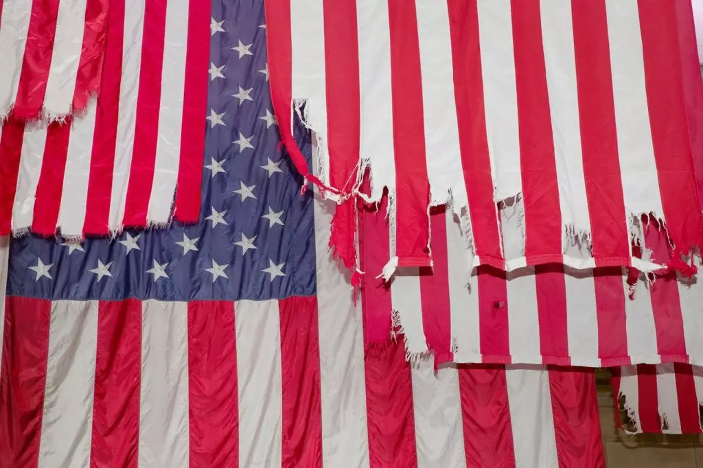 “Mel Ziegler: A Living Thing – Flag Exchange” en el Federal Hall. Cortesía de Guillaume Ziccarelli.