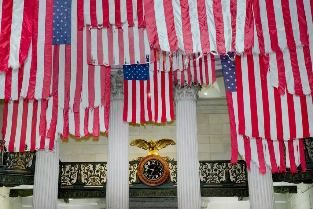 „Mel Ziegler: A Living Thing – Flag Exchange” a Federal Hallban. Guillaume Ziccarelli jóvoltából.