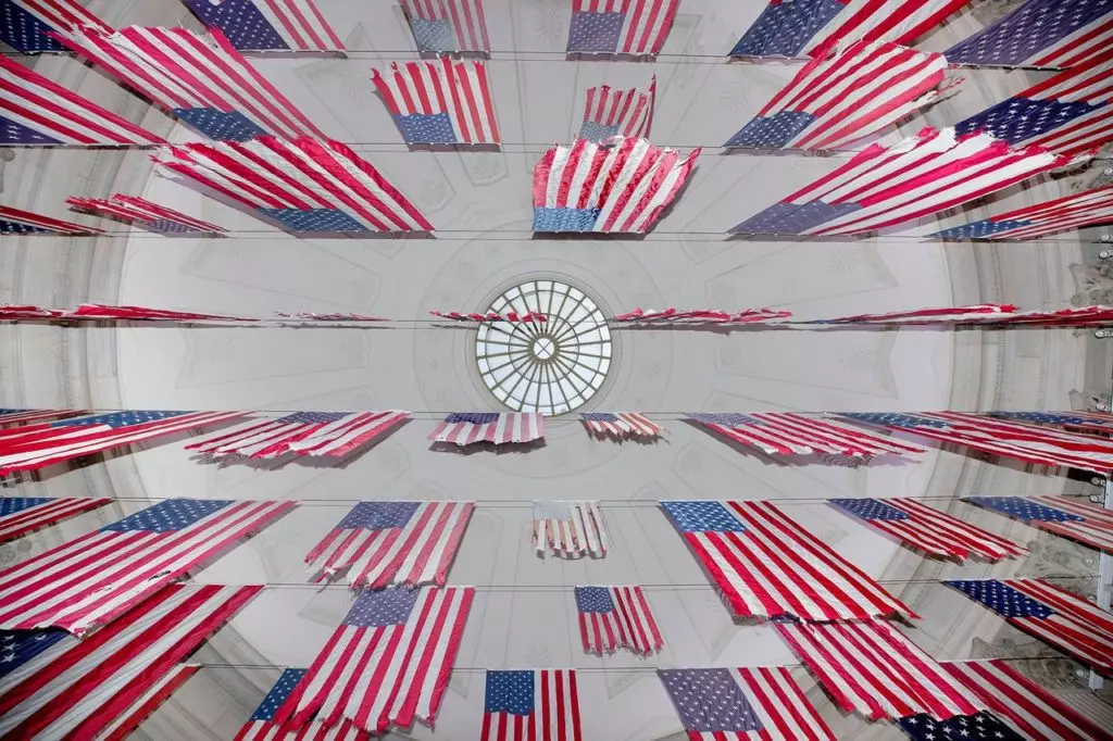 “Mel Ziegler: A Living Thing – Flag Exchange” en el Federal Hall. Cortesía de Guillaume Ziccarelli.