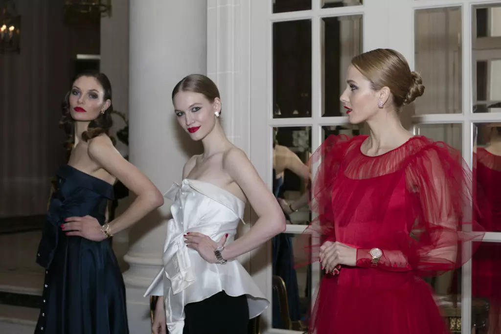 Des mannequins habillés par Alexis Mabille lors de l'événement Patek Philippe lors de la Semaine de la Haute Couture à Paris le mois dernier.