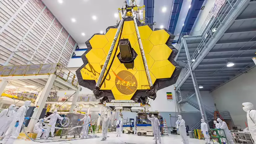 O elemento de telescópio óptico do Telescópio Espacial James Webb, um espelho de 18 painéis, no Goddard Space Flight Center da NASA em Greenbelt, Maryland, em 2017. Foto de Desiree Stover, cortesia da NASA.