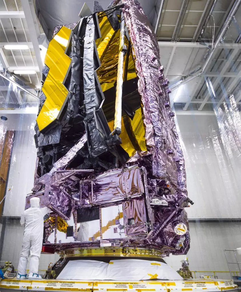 NASAs James Webb-rumteleskop foldede sammen på Ariane 5-raketten forud for dens opsendelse lørdag den 25. december 2021. Foto af Chris Gunn, høflighed af NASA, Creative Commons <a href=https://creativecommons.org/licenses /by-sa/2.0/deed.da target=