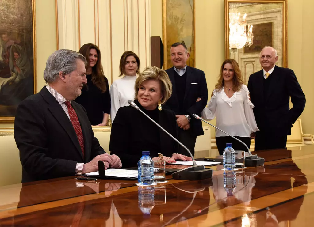 Íñigo Méndez de Vigo àti Ella Fontanals-Cisneros nígbà tí wọ́n ń fọwọ́ sí àdéhùn àkọ́kọ́. Fọto pẹlu iteriba ti Ile-iṣẹ ti Ẹkọ, Asa, ati Ere idaraya ti Ilu Sipeeni