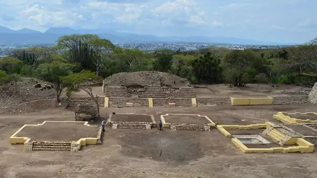 Taasisi ya Kitaifa ya Anthropolojia na Historia ya Mexico imegundua hekalu lililowekwa wakfu kwa Flayed Lord, mungu wa uzazi wa kabla ya Wahispania, katika eneo la kiakiolojia la Ndachjian-Tehuacan huko Tehuacan, jimbo la Puebla. Ingawa picha za mungu, Xipe Totec, zilipatikana hapo awali katika tamaduni zingine, hekalu zima lilikuwa halijawahi kugunduliwa. Picha na Meliton Tapia Davila/INAH.