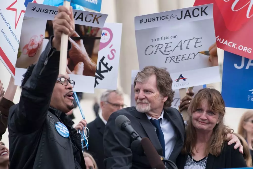 Jack Phillips, xwediyê Masterpiece Cake li Colorado, bi alîgirên xwe re li derveyî Dadgeha Bilind a Dewletên Yekbûyî radiweste, piştî ku Masterpiece Cakeshop li dijî Komîsyona Mafên Sivîl a Colorado di 5ê Kanûna Pêşîn, 2017 de li Washington, DC hate guhdarî kirin. Wêne ji Mari Matsuri / AFP / Getty Images.