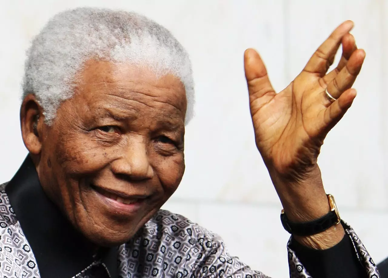 Tynnodd Jones hefyd ffotograffau o arweinwyr gwleidyddol fel Nelson Mandela, a ddangosir yma mewn llun gan Chris Jackson/Getty Images.