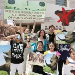 Para pengunjuk rasa di luar Museum Seni Hong Kong selama akhir pekan. Foto: K.Y. Cheng melalui SCMP