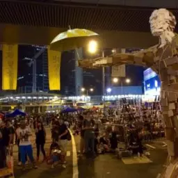 En träkonstskulptur med titeln Umbrella Man vid protesterna mot demokrati i Hongkong. Foto: Daniel Schearf, med tillstånd Vjesnik.