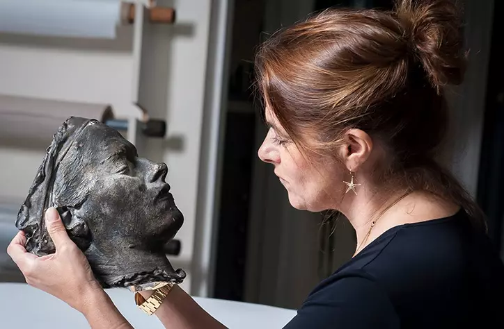 Tracey Emin met haar Death Mask (2002), die van de National Portrait Gallery in Londen naar haar geboorteplaats Kent zal reizen. Foto met dank aan de National Portrait Gallery.