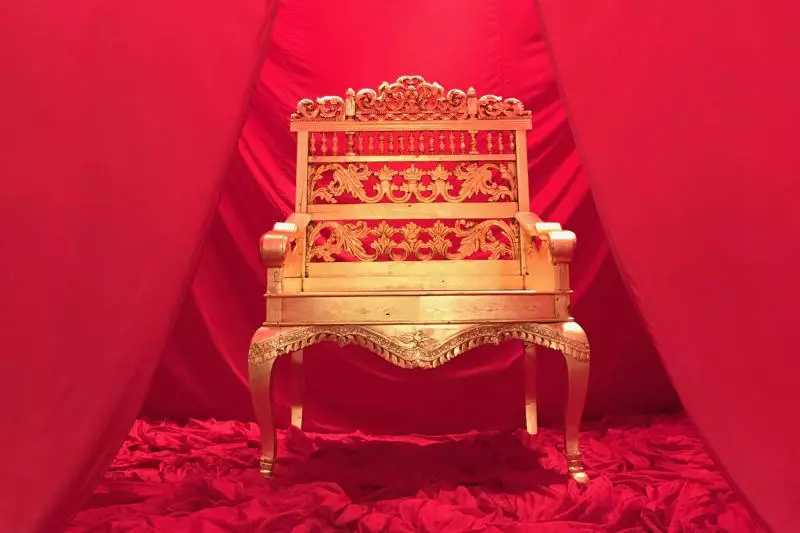 James Lee Byars, The Chair for the Philosoph of Question (1996) අනුග්‍රහය Michael Werner Gallery, New York and London.